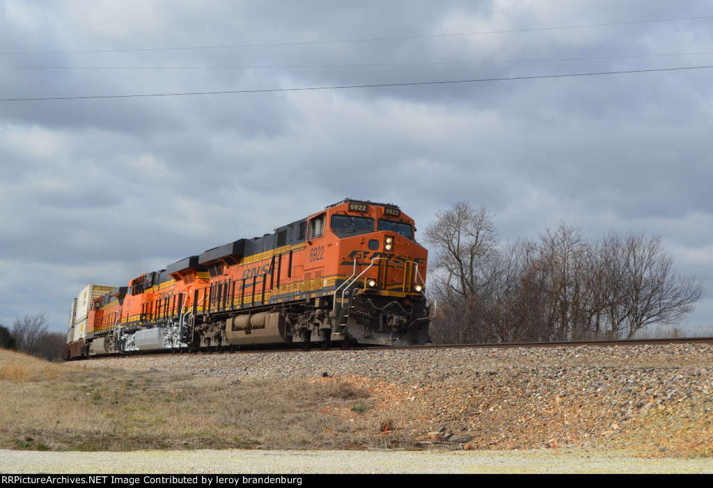 BNSF 6922 a eb stack train